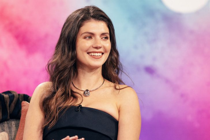 Emily Bader, Tom Blyth Support "People We Meet On Vacation" On January ...